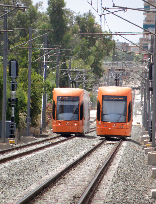 Cada unidad tiene una longitud de 37,1 metros y está formada por tres ...